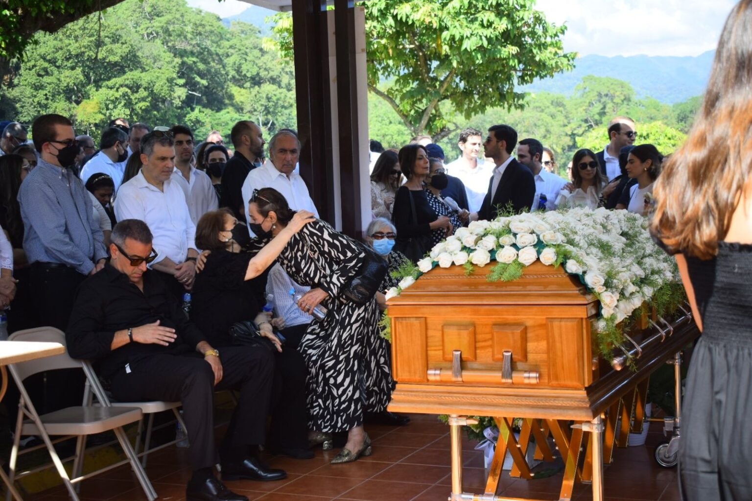 Dan el último adiós al empresario Napoleón Larach en SPS