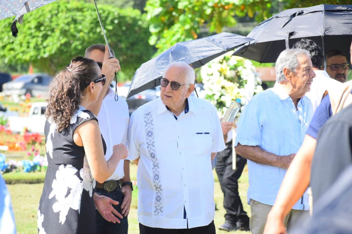 Dan el último adiós al empresario Napoleón Larach en SPS