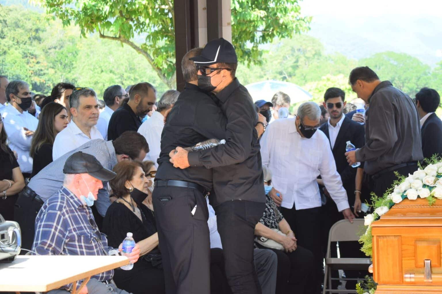 Dan el último adiós al empresario Napoleón Larach en SPS